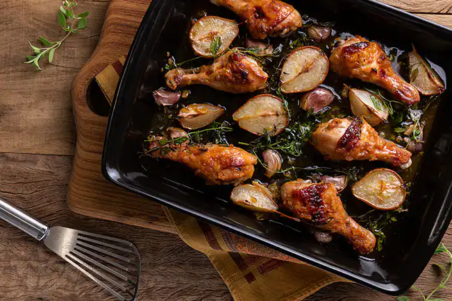 Coxa de frango assada com geleia de laranja e miniperas - Panelinha